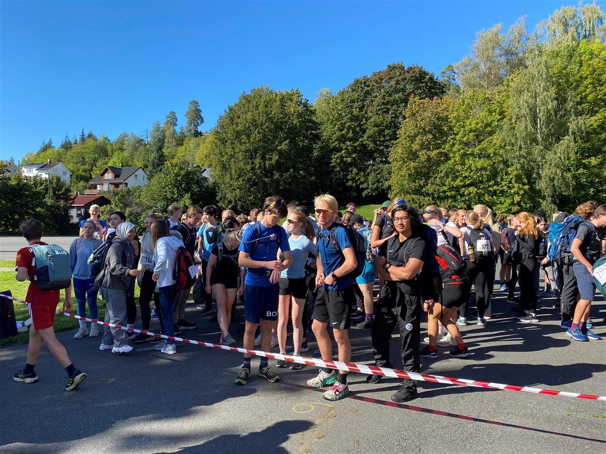 Vallermarsjen i strålende høstvær - Valler videregående skole