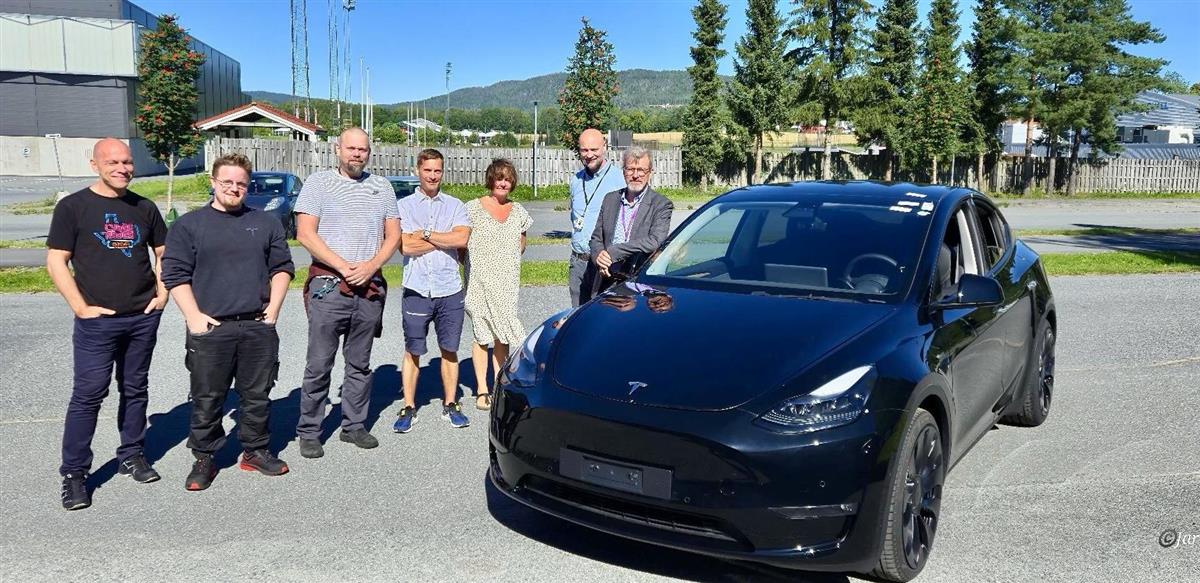 Tesla donerer en av sine biler til Rud vgs - Rud videregående skole