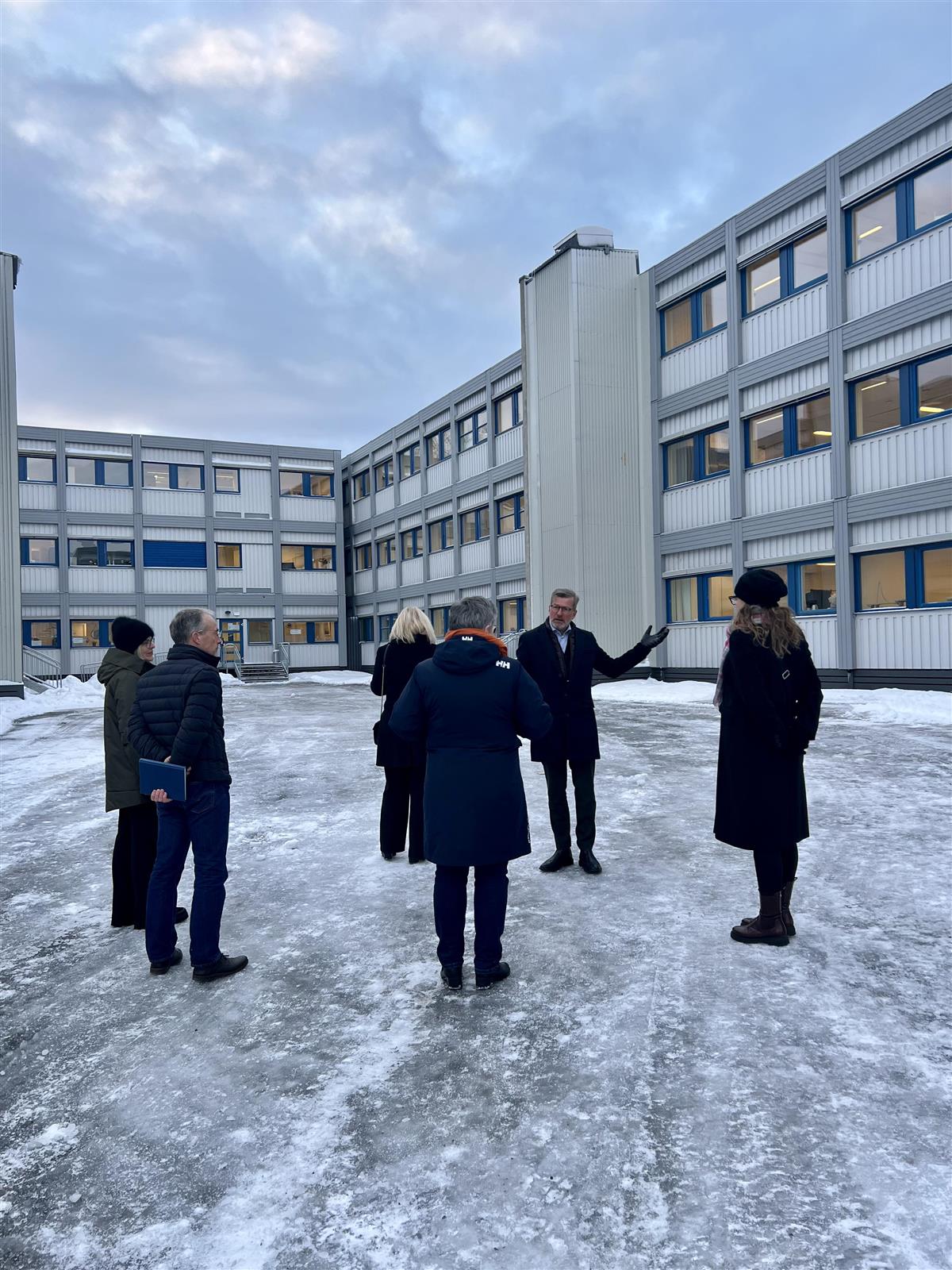 Fylkespolitikere fikk omvisning i paviljong - Rud videregående skole