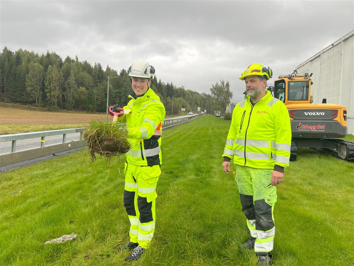 Tok første spadetak for gang- og sykkelvei langs Griniveien - Akershus fylkeskommune
